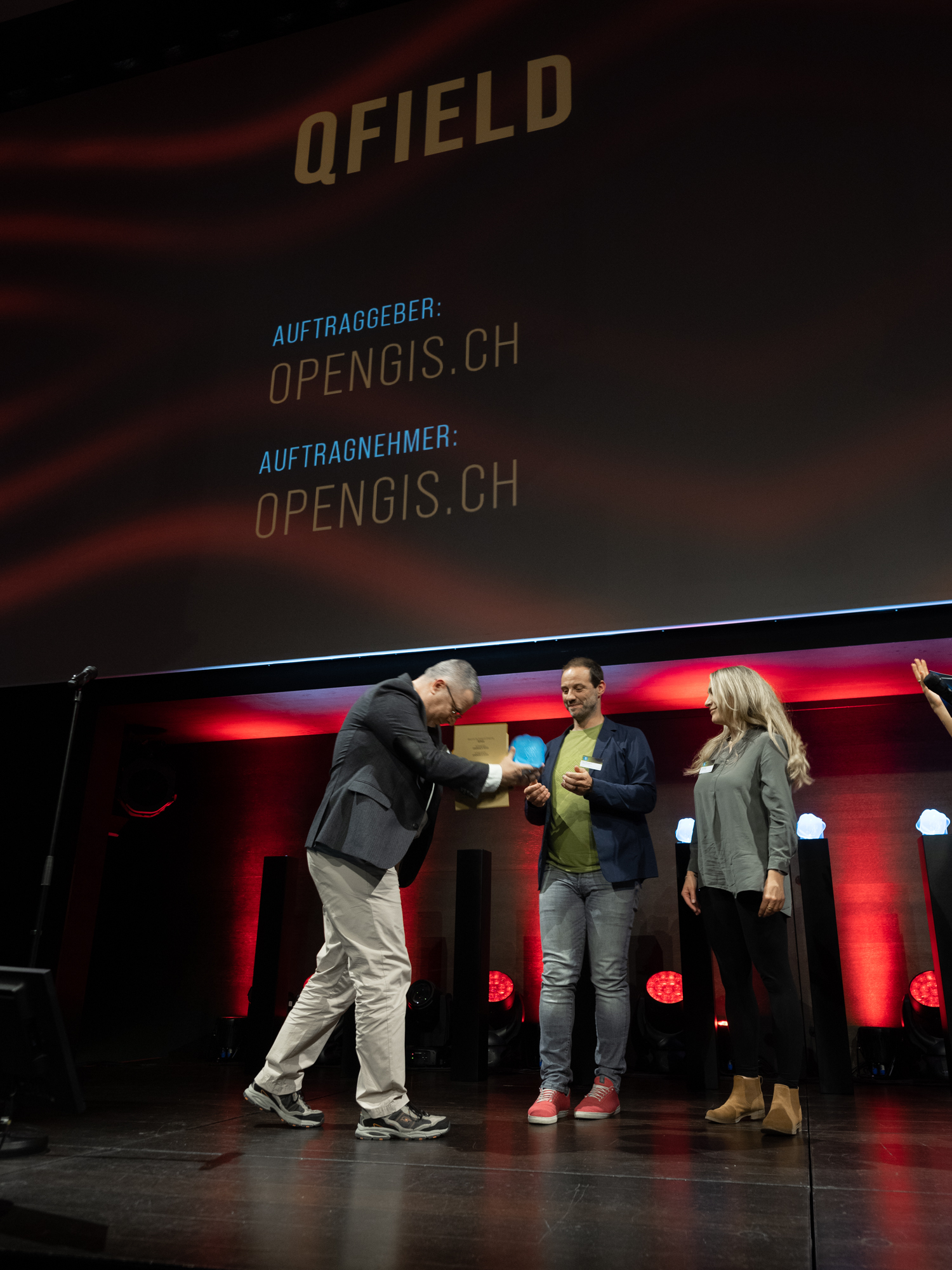 Marco-Bernasocchi-und-Anna-Randegger-von-OPENGIS.ch-bekommen-den-BOSA22 ...